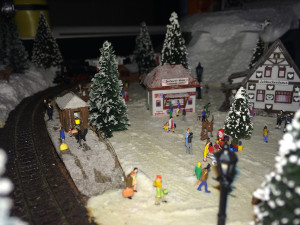 Simon's winter themed suitcase layout - Model railroad layouts ...