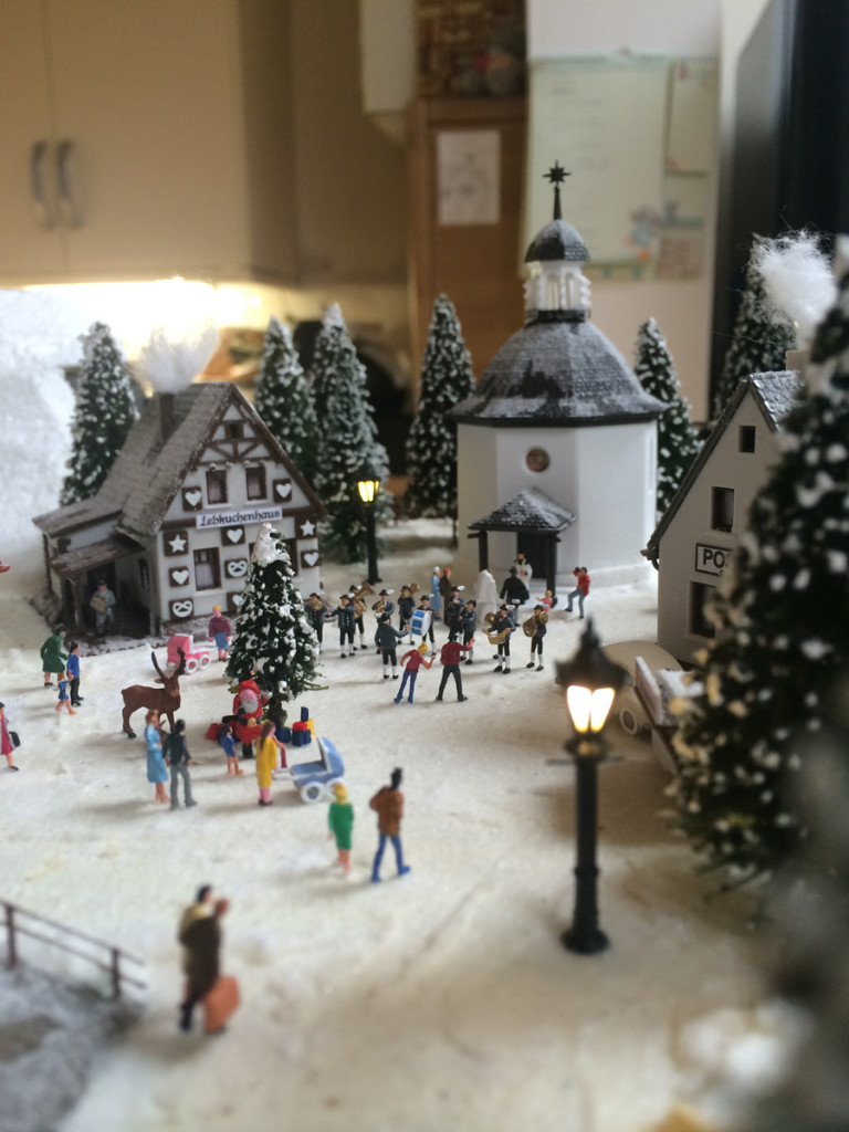 Simon's winter themed suitcase layout - Model railroad layouts ...