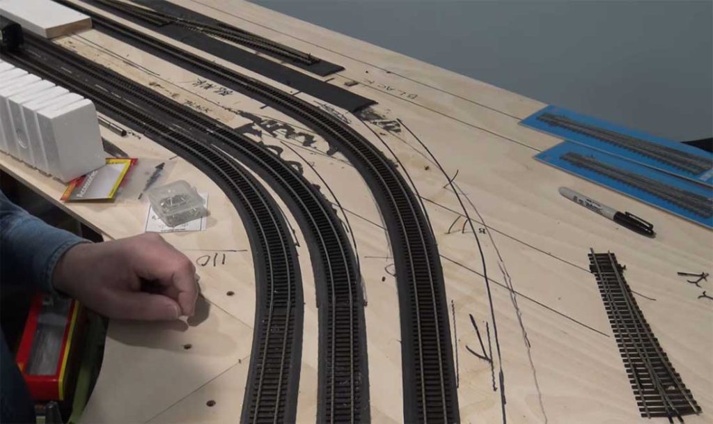 How to make curves out of train track roadbed - Model railroad layouts ...