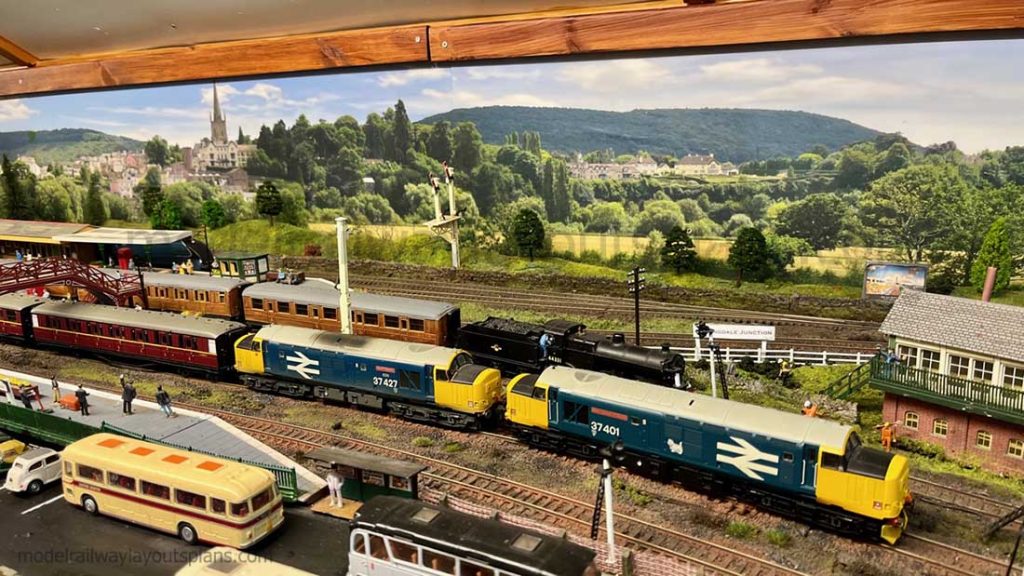 HO scale roundhouse interior details - Model railroad layouts ...