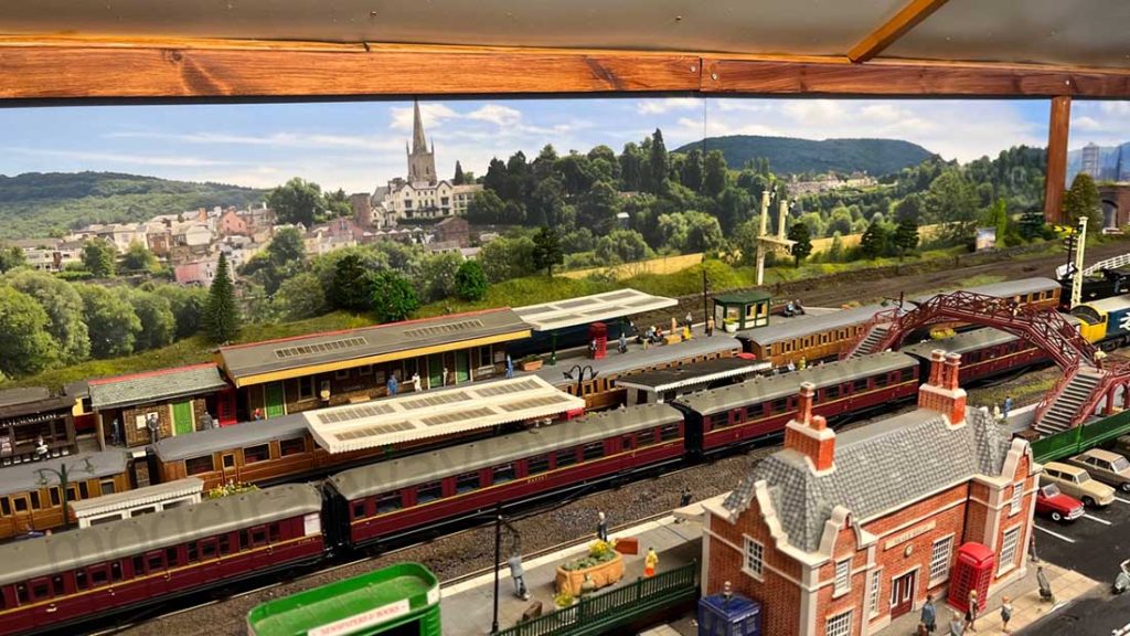 HO scale roundhouse interior details - Model railroad layouts ...