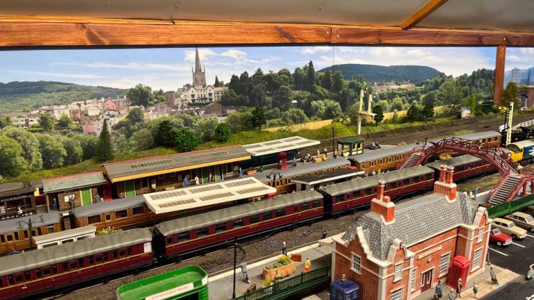 HO scale roundhouse interior details - Model railroad layouts ...