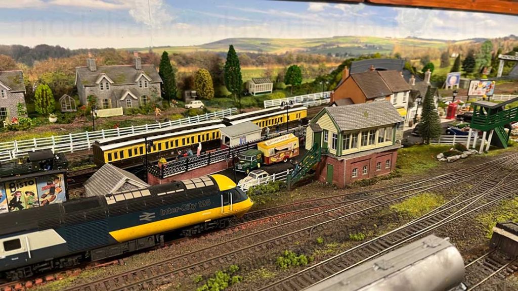 HO scale roundhouse interior details - Model railroad layouts ...