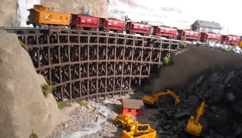 HO scale curved trestle bridge - Model railroad layouts plansModel railroad layouts plans