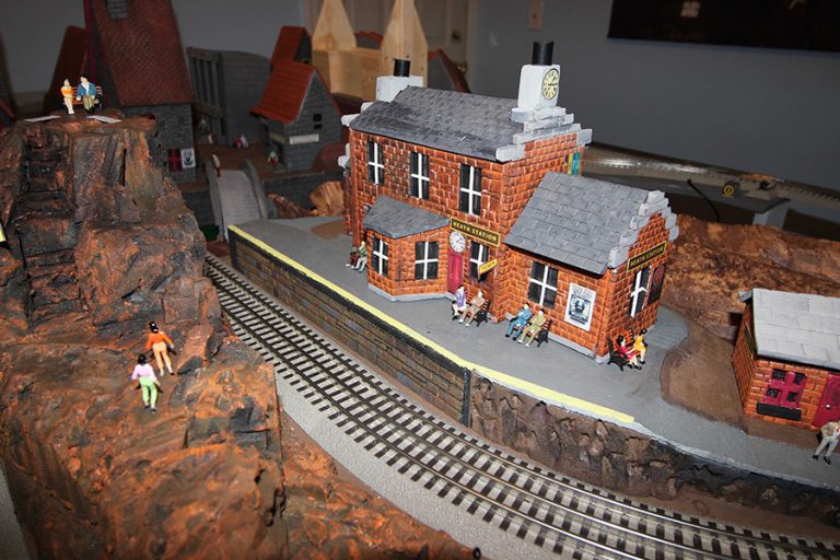 Harry Potter model train - Model railroad layouts plansModel railroad ...