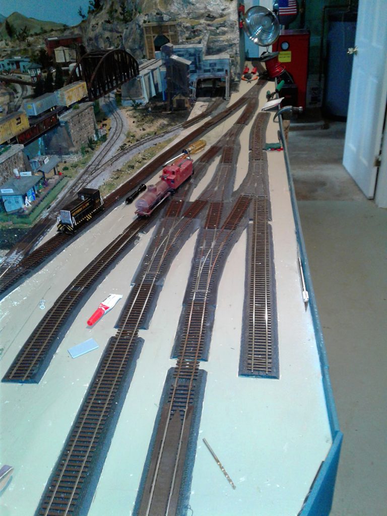 Model train starter set - Model railroad layouts plansModel railroad ...