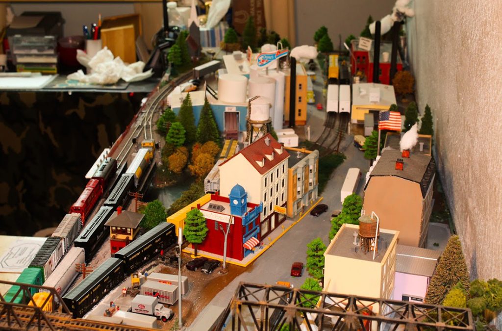 N scale layouts on a door - Model railroad layouts plansModel railroad ...