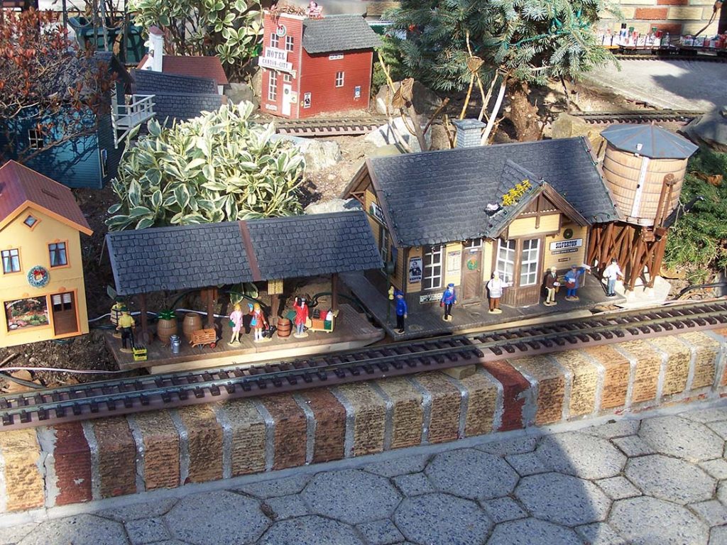 G scale Christmas train - Model railroad layouts plansModel railroad ...