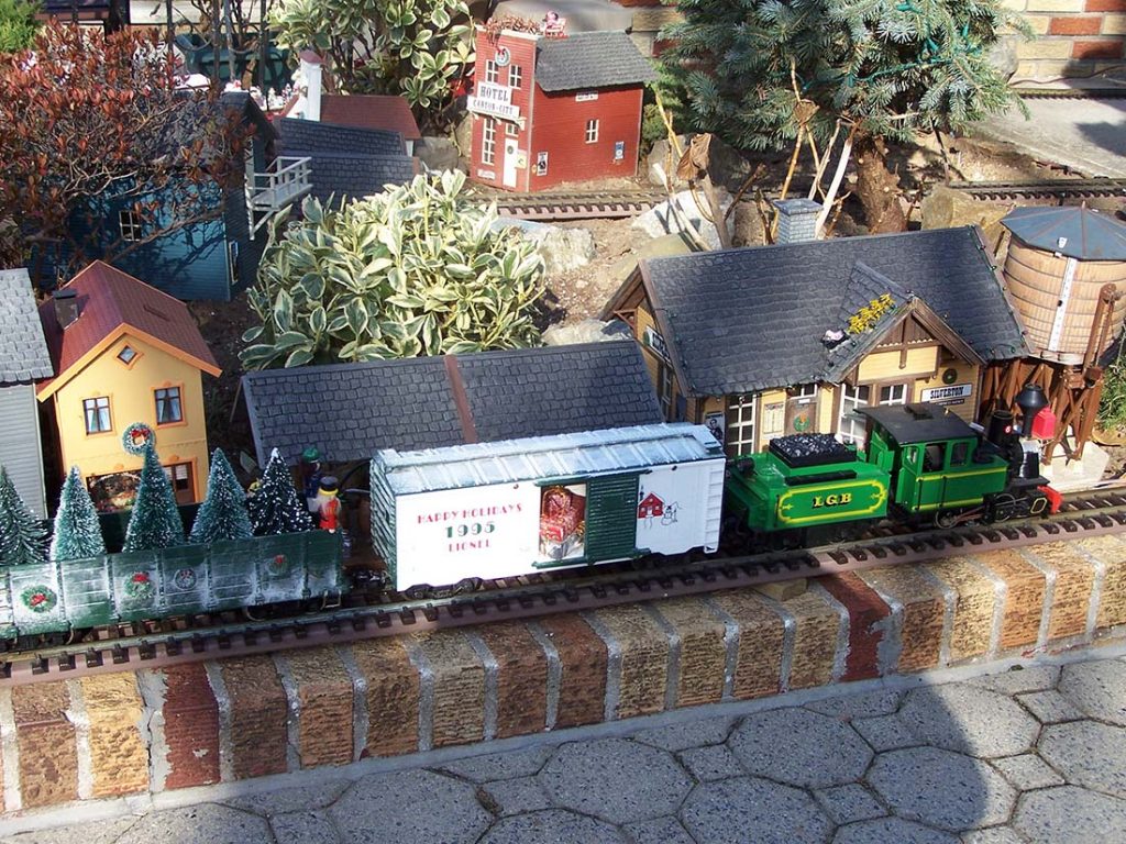G scale Christmas train - Model railroad layouts plansModel railroad ...