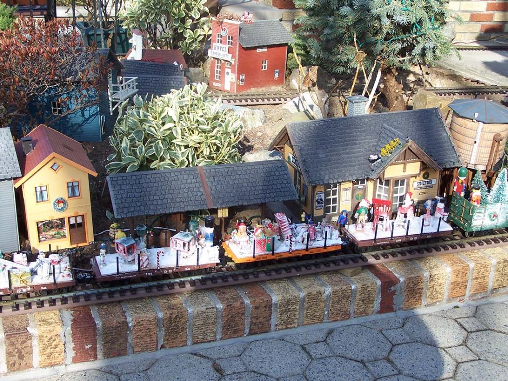 G scale Christmas train - Model railroad layouts plansModel railroad ...