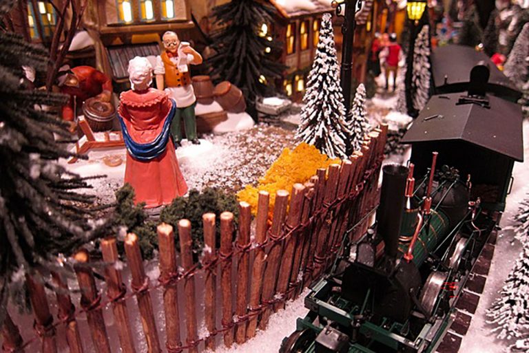 Model train Christmas village - Model railroad layouts plansModel ...