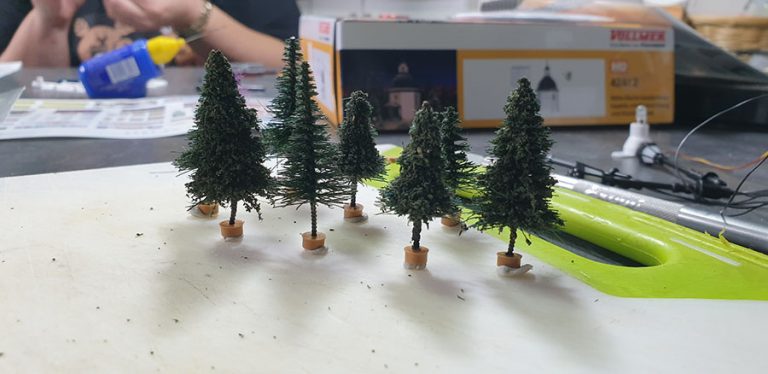 HO scale Christmas train - Model railroad layouts plansModel railroad ...