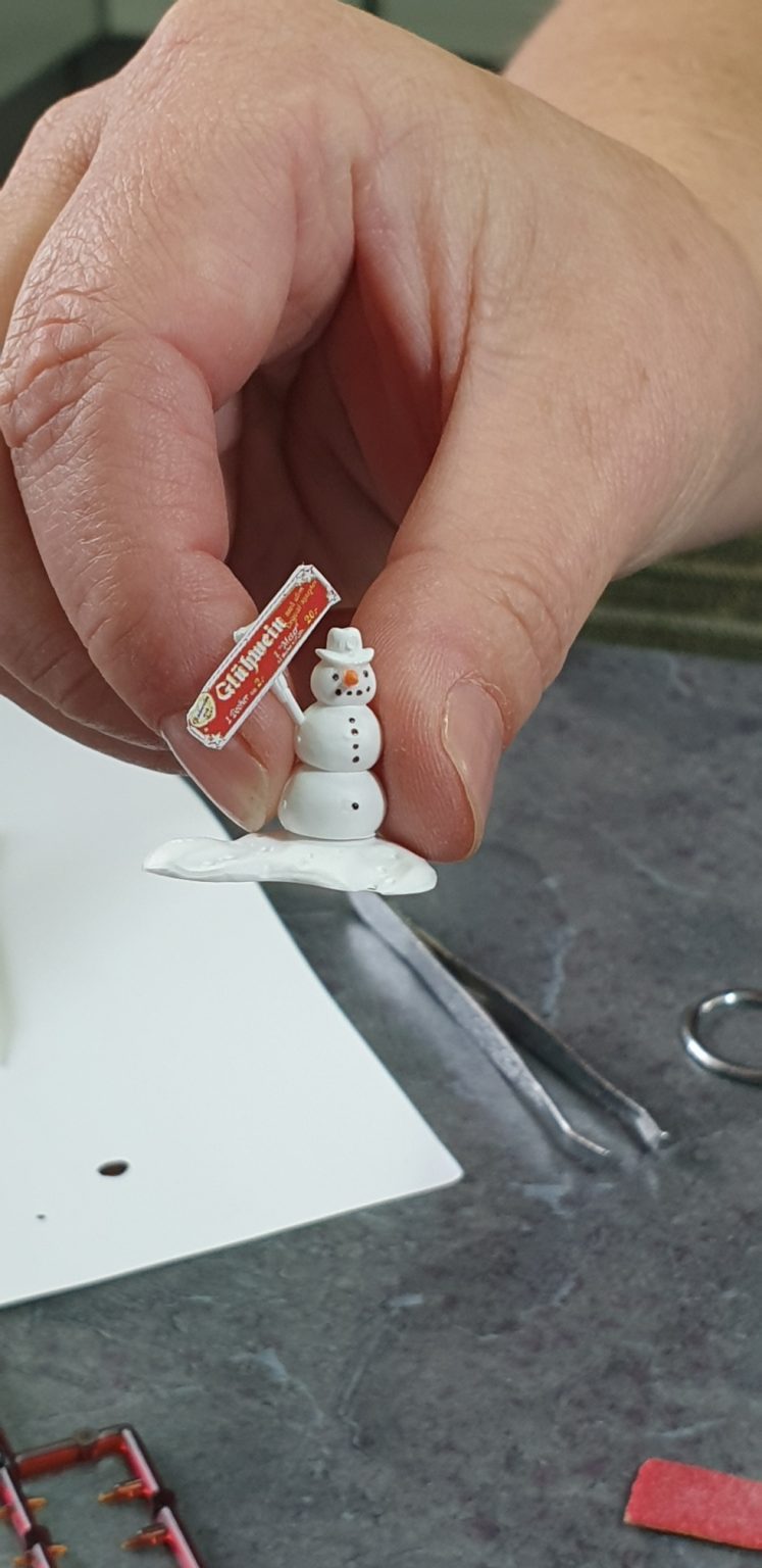 HO scale Christmas train - Model railroad layouts plansModel railroad ...