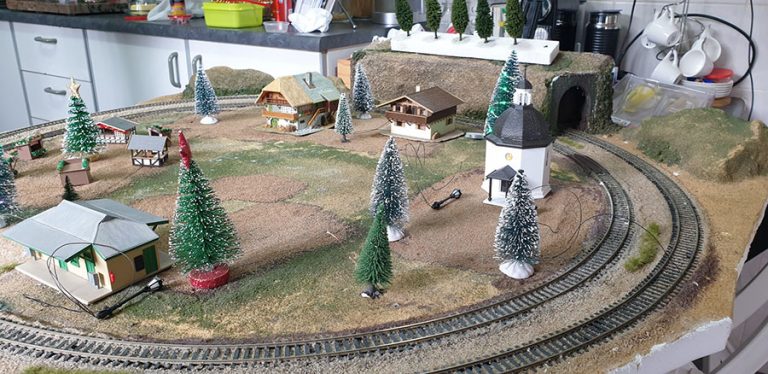 HO scale Christmas train - Model railroad layouts plansModel railroad ...
