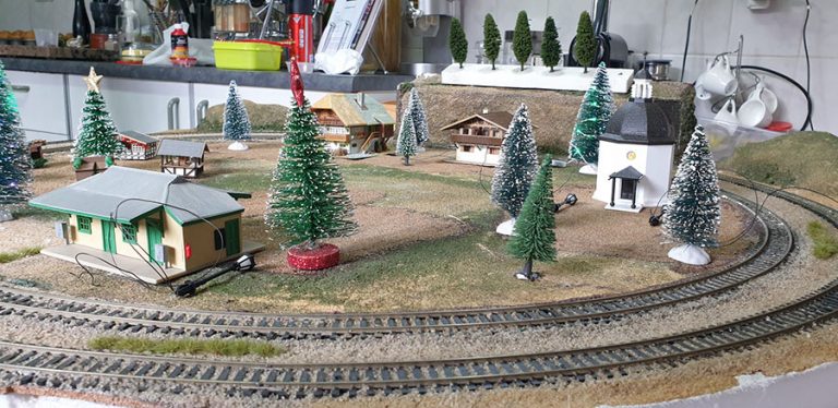 HO scale Christmas train - Model railroad layouts plansModel railroad ...