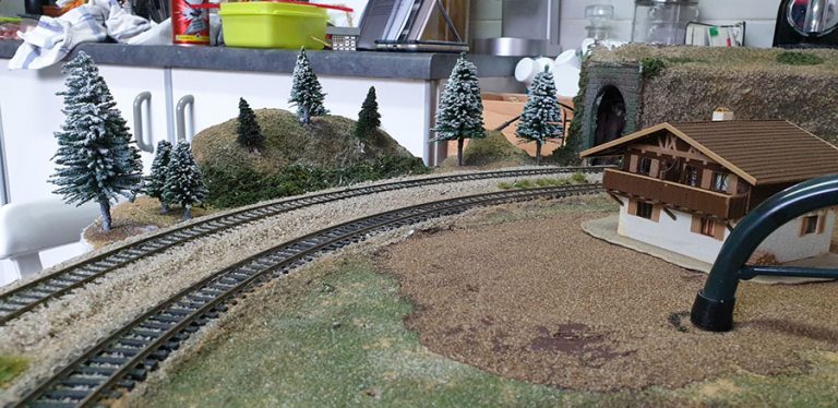 HO scale Christmas train - Model railroad layouts plansModel railroad ...