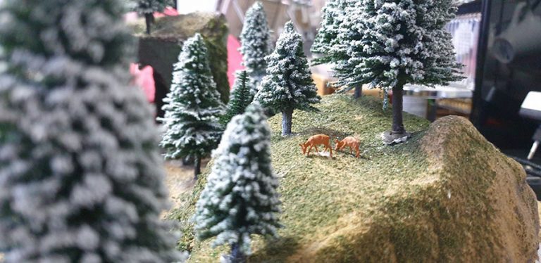 HO scale Christmas train - Model railroad layouts plansModel railroad ...