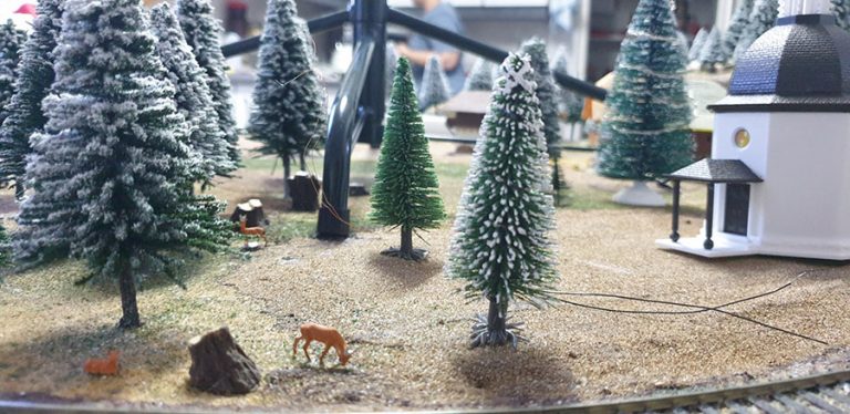 HO scale Christmas train - Model railroad layouts plansModel railroad ...