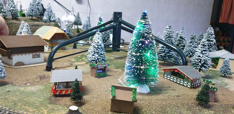 HO scale Christmas train - Model railroad layouts plansModel railroad ...