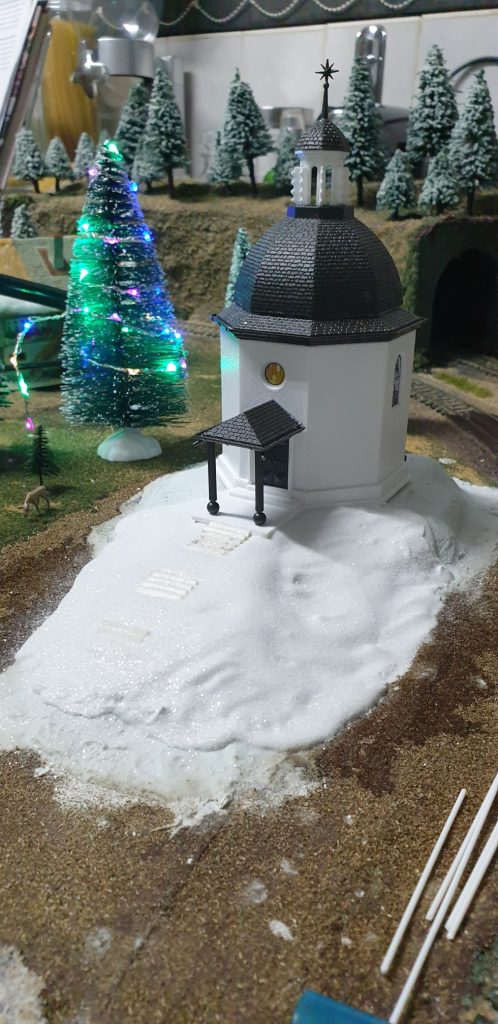 HO scale Christmas train - Model railroad layouts plansModel railroad ...