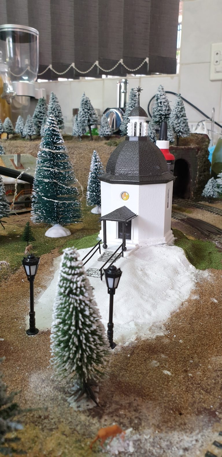 HO scale Christmas train - Model railroad layouts plansModel railroad ...