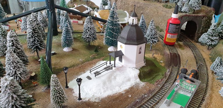 HO scale Christmas train - Model railroad layouts plansModel railroad ...