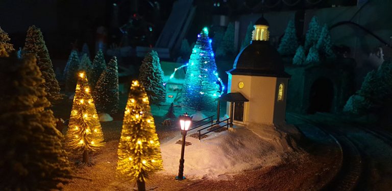 HO scale Christmas train - Model railroad layouts plansModel railroad ...