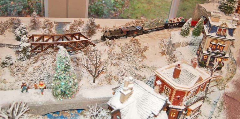 Model Christmas train - Model railroad layouts plansModel railroad ...