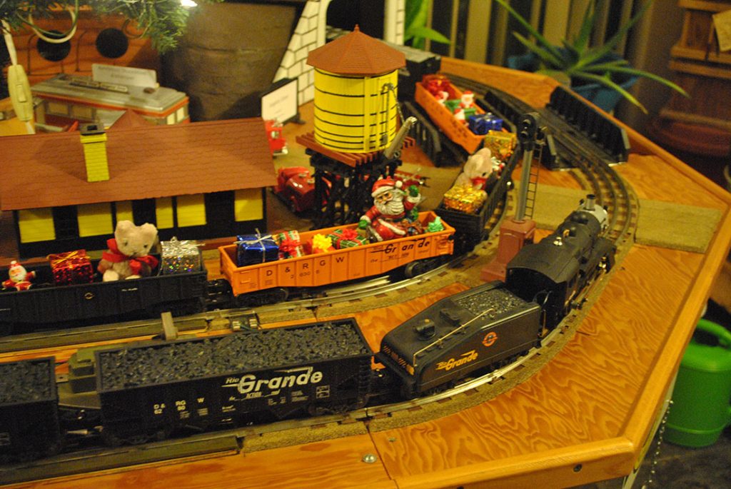 Model train Christmas village - Model railroad layouts plansModel ...