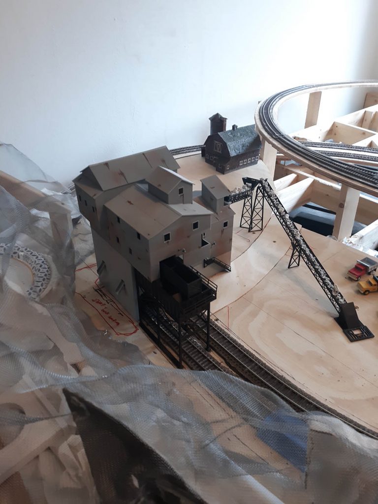 Model train bench work - Model railroad layouts plansModel railroad ...