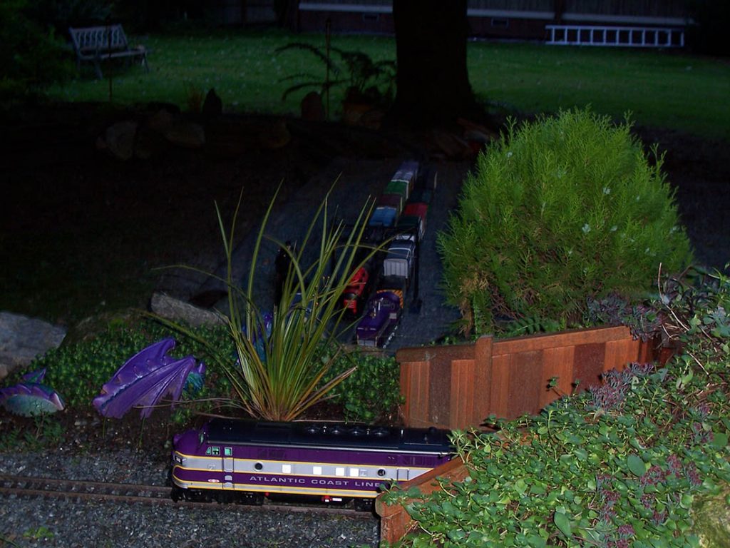 G scale garden layout - Model railroad layouts plansModel railroad ...