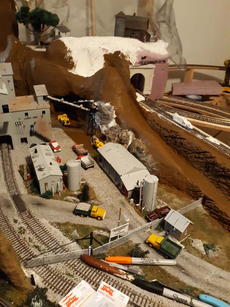 How to make your model train bench level - Model railroad layouts ...