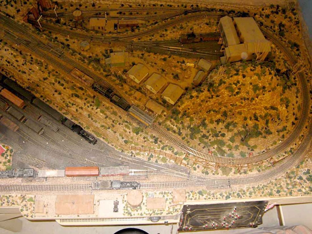 DCC 4x8 HO scale - Model railroad layouts plansModel railroad layouts plans