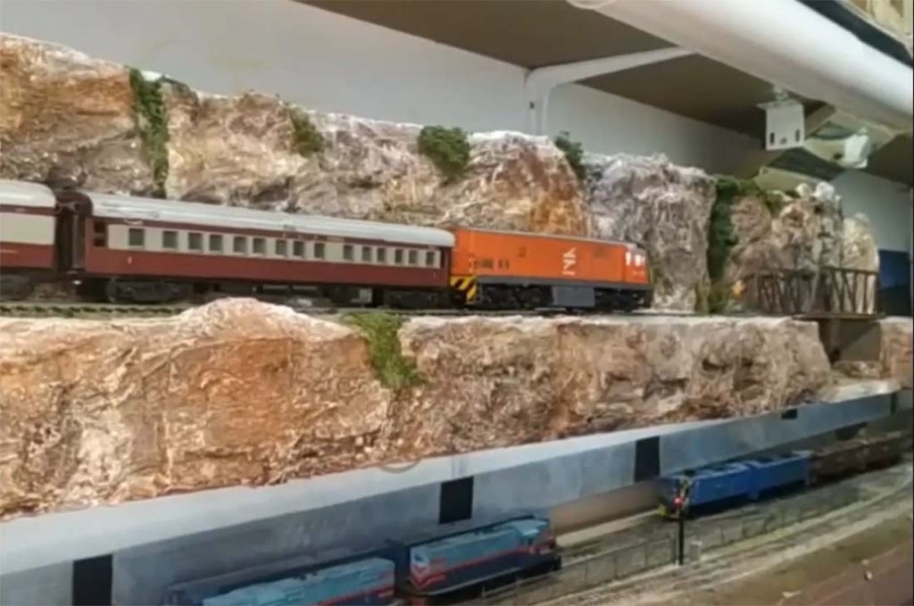 HO scale shelf layout ideas - Henry's - Model railroad layouts ...