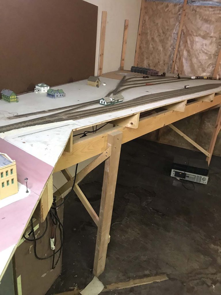 N scale track plans L shaped - Model railroad layouts plansModel ...