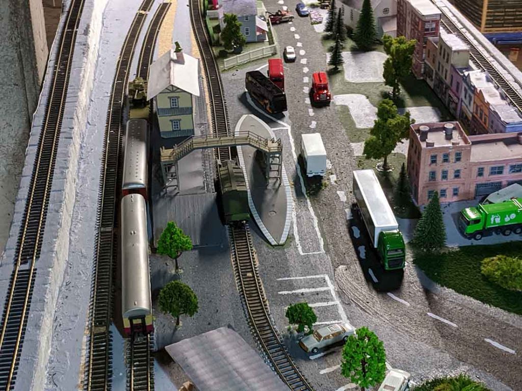 HO scale double loop: Jason and Heather's - Model railroad layouts ...