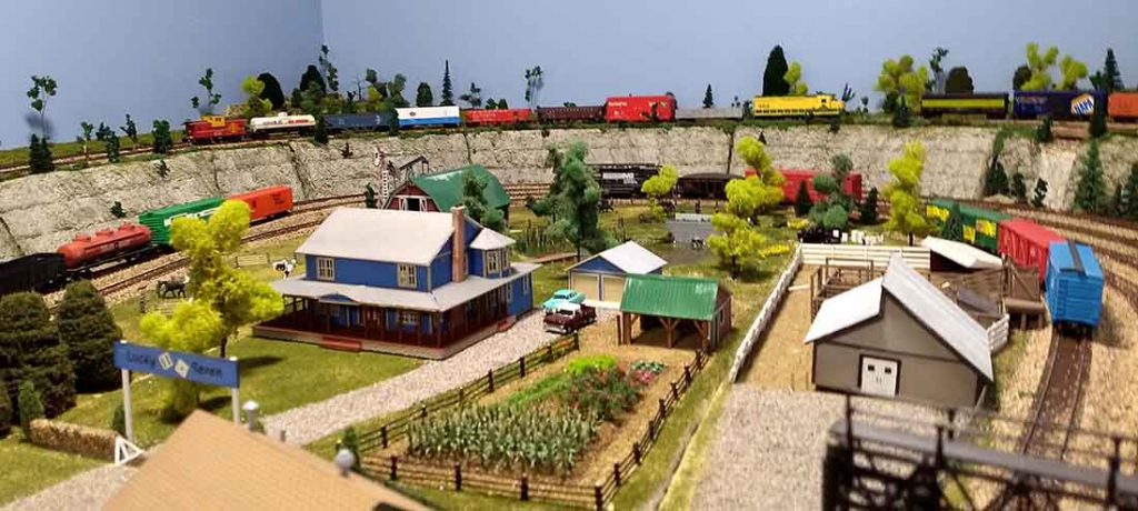 HO scale layout 8x15 - Model railroad layouts plansModel railroad ...