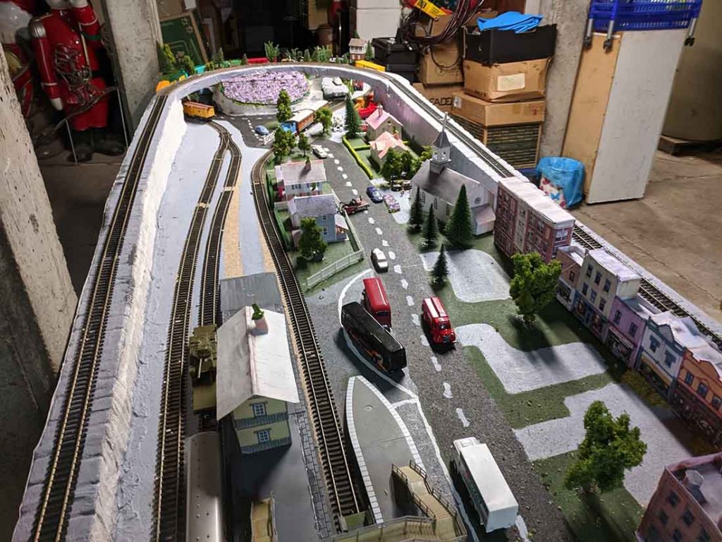 HO scale double loop: Jason and Heather's - Model railroad layouts ...