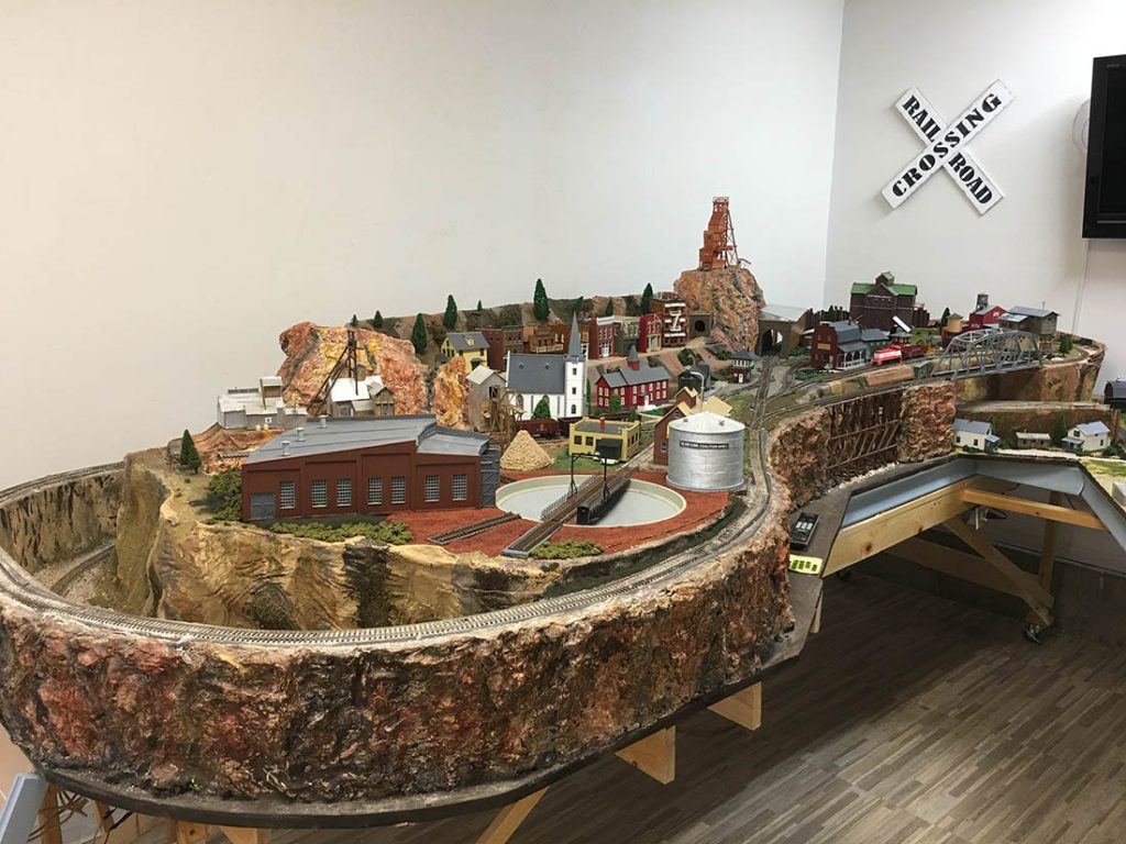 HO scale train layouts - Model railroad layouts plansModel railroad ...