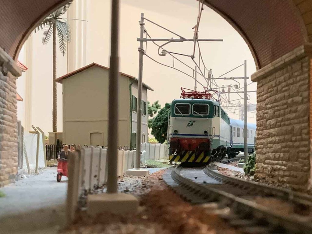 HO scale electric trains - Model railroad layouts plansModel railroad ...