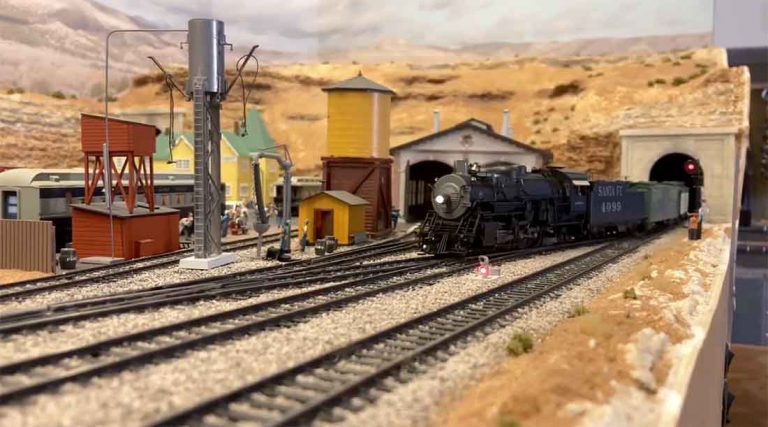 Santa Fe Broadway 2-8-2 - Model railroad layouts plansModel railroad ...