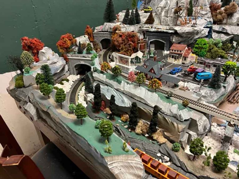 HO scale train layout - Model railroad layouts plansModel railroad ...