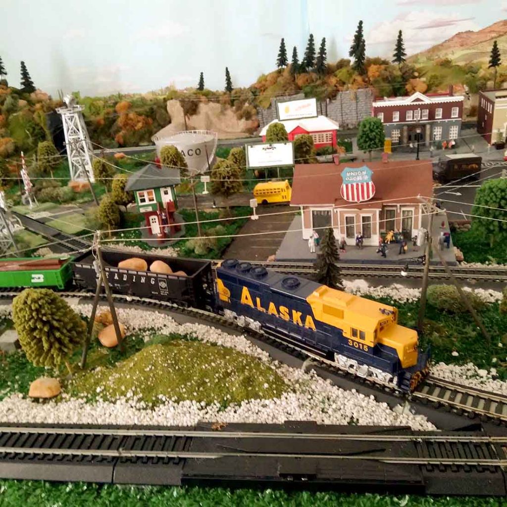 HO town scene - Donald's first layout - Model railroad layouts ...