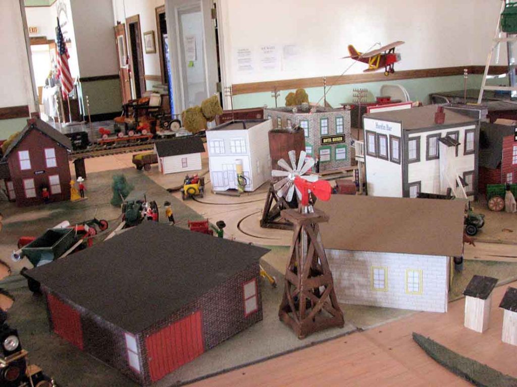 Model train town with moving cars - Model railroad layouts plansModel ...