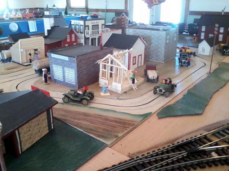 Model train town with moving cars - Model railroad layouts plansModel ...