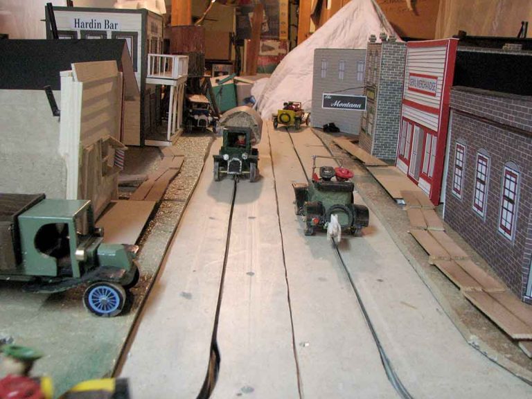 Model train town with moving cars - Model railroad layouts plansModel ...