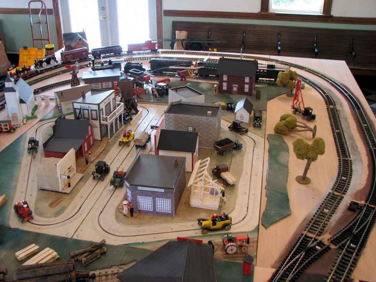 Model train town with moving cars - Model railroad layouts plansModel ...