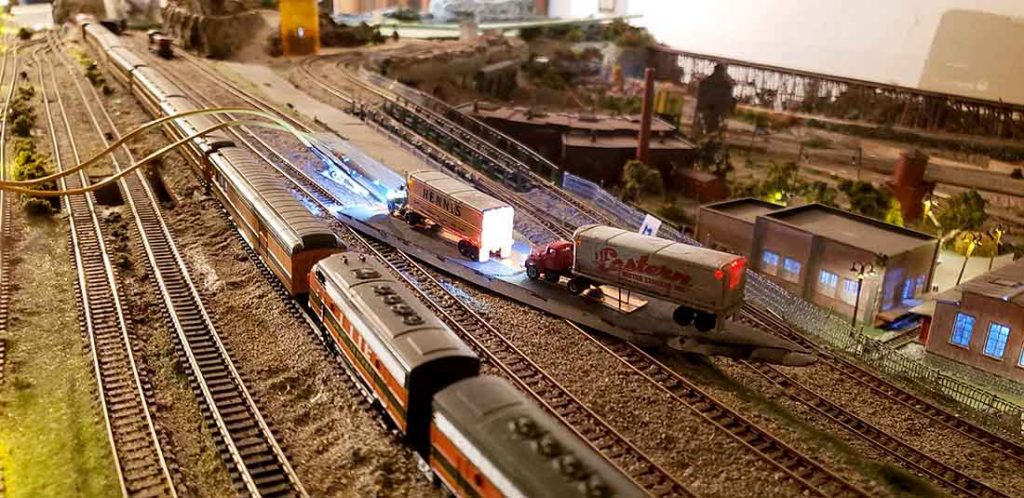Model train town with moving cars - Model railroad layouts plansModel ...