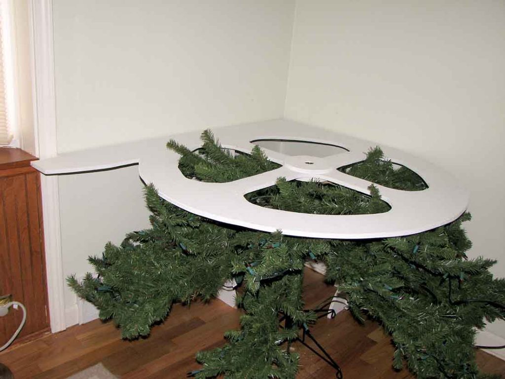 Model train around Christmas tree - Model railroad layouts plansModel ...