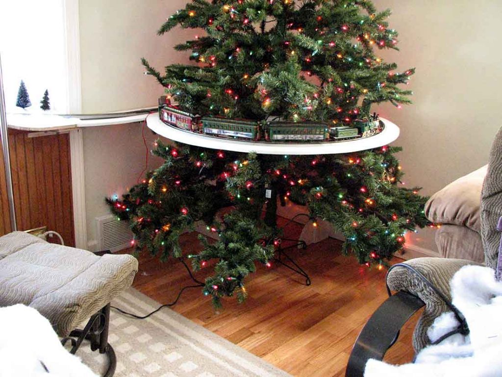 Model train around Christmas tree - Model railroad layouts plansModel ...